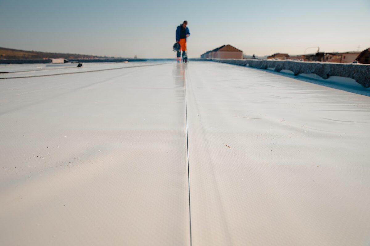 Clean and sustainable Roof Coatings with ACRONAL® PLUS 6257 | BTC Europe